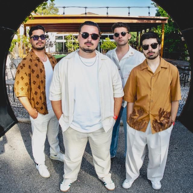 Casar É Pra Esquecer - Vizinhos - LETRAS.MUS.BR