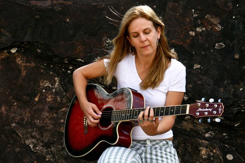 Érika Vaz fotos (5 fotos) - LETRAS.MUS.BR